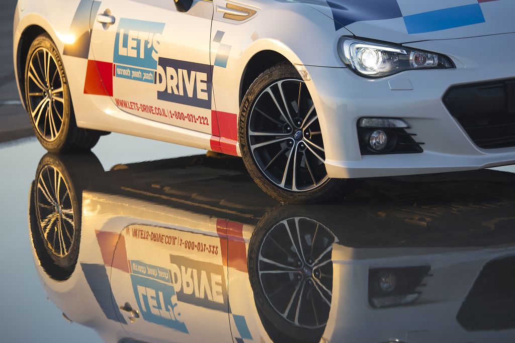 נהיגה ברכב ספורט מקצועי. קדימה Let's Drive! | מןסטרים - הדברים הטובים